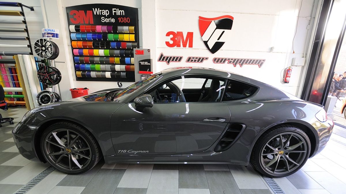 Porsche Cayman tintado de lunas en tono intermedio de 3M