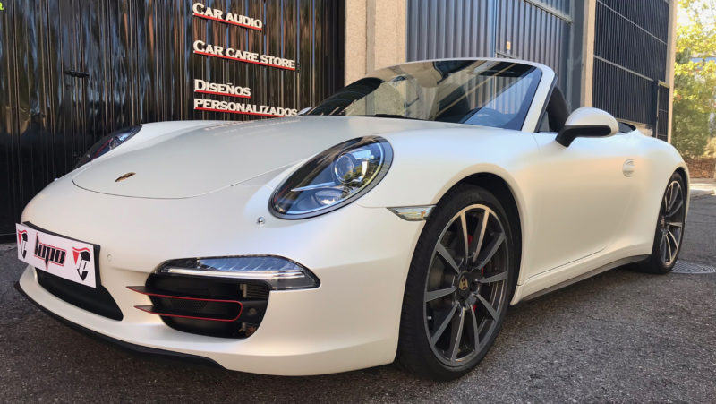 Porsche Carrera 4S Cabrio en 3M Wrap Film acabado blanco perla